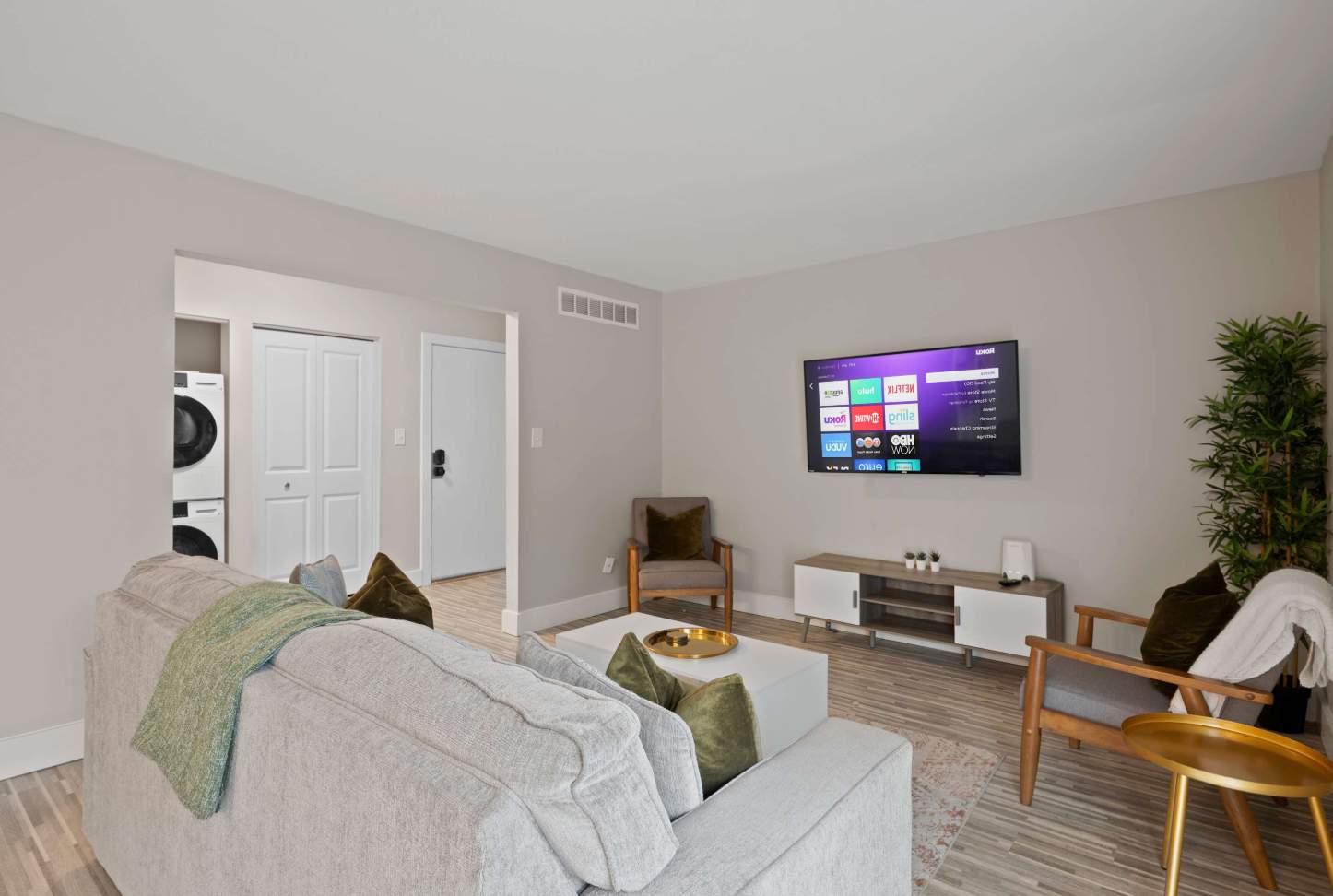 Modern 2br Retreat W/pool & Gym | Near Downtown - Rochester Hills, MI