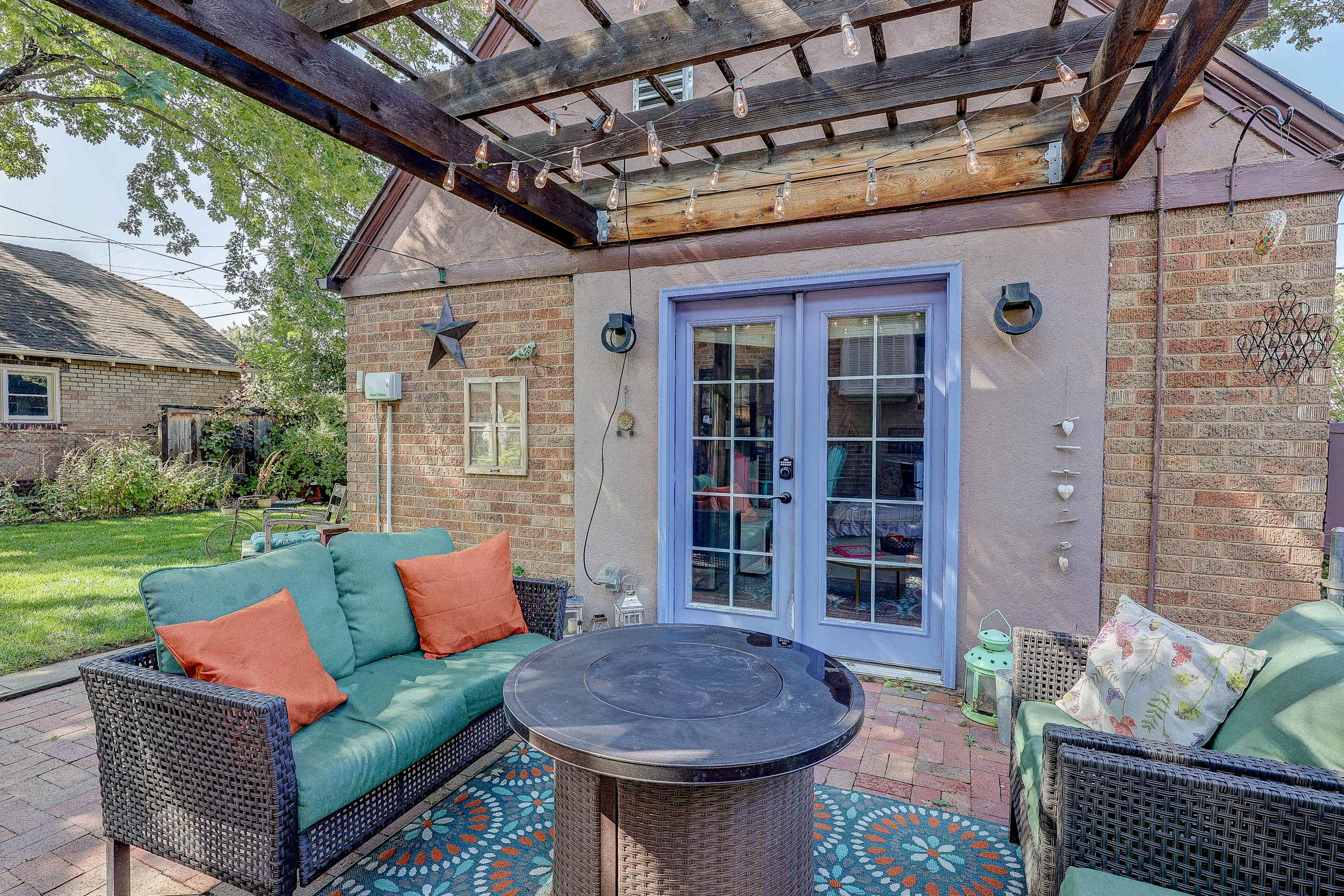 Charming Carriage House With Cozy Fire Pit - Delightful Denver Retreat - Denver, CO