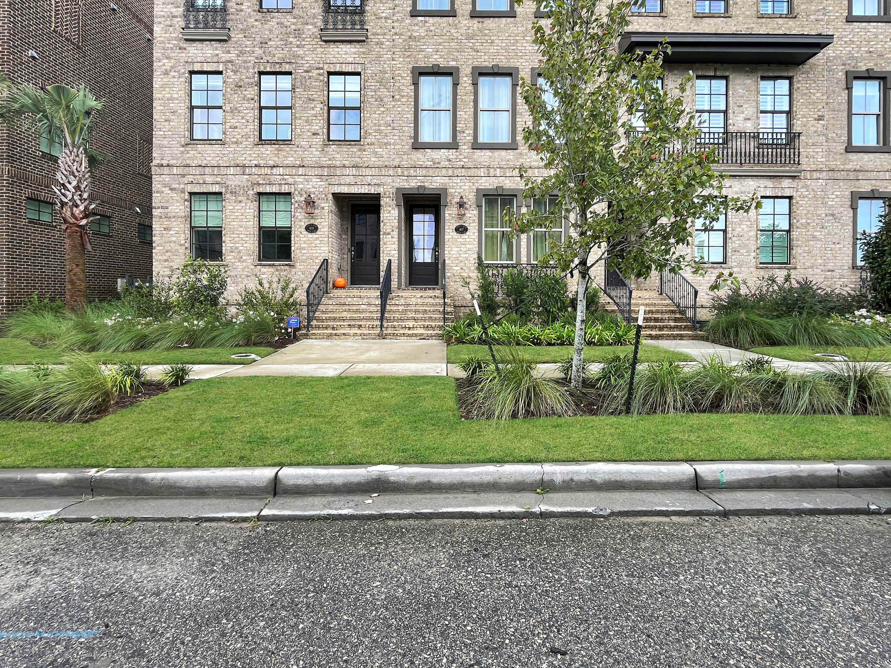 Stylish Townhome Steps From Riverwalk - Elegant Comfort Retreat - Savannah