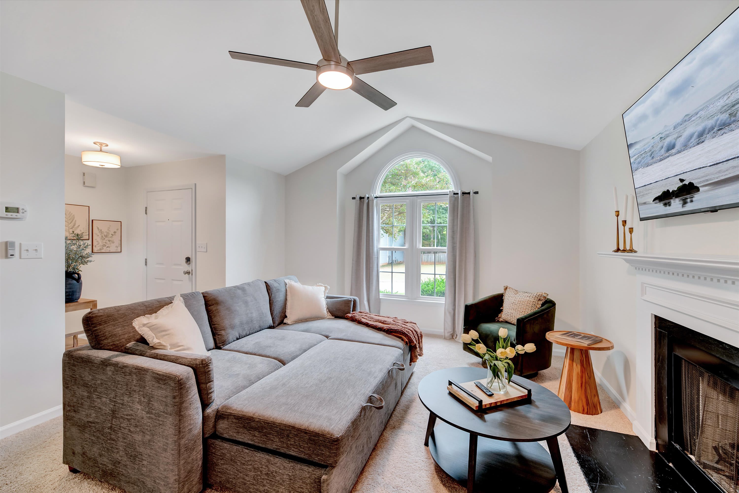 Fenced Yard And Cozy Modern Comforts - Stylish Retreat - Raleigh, NC