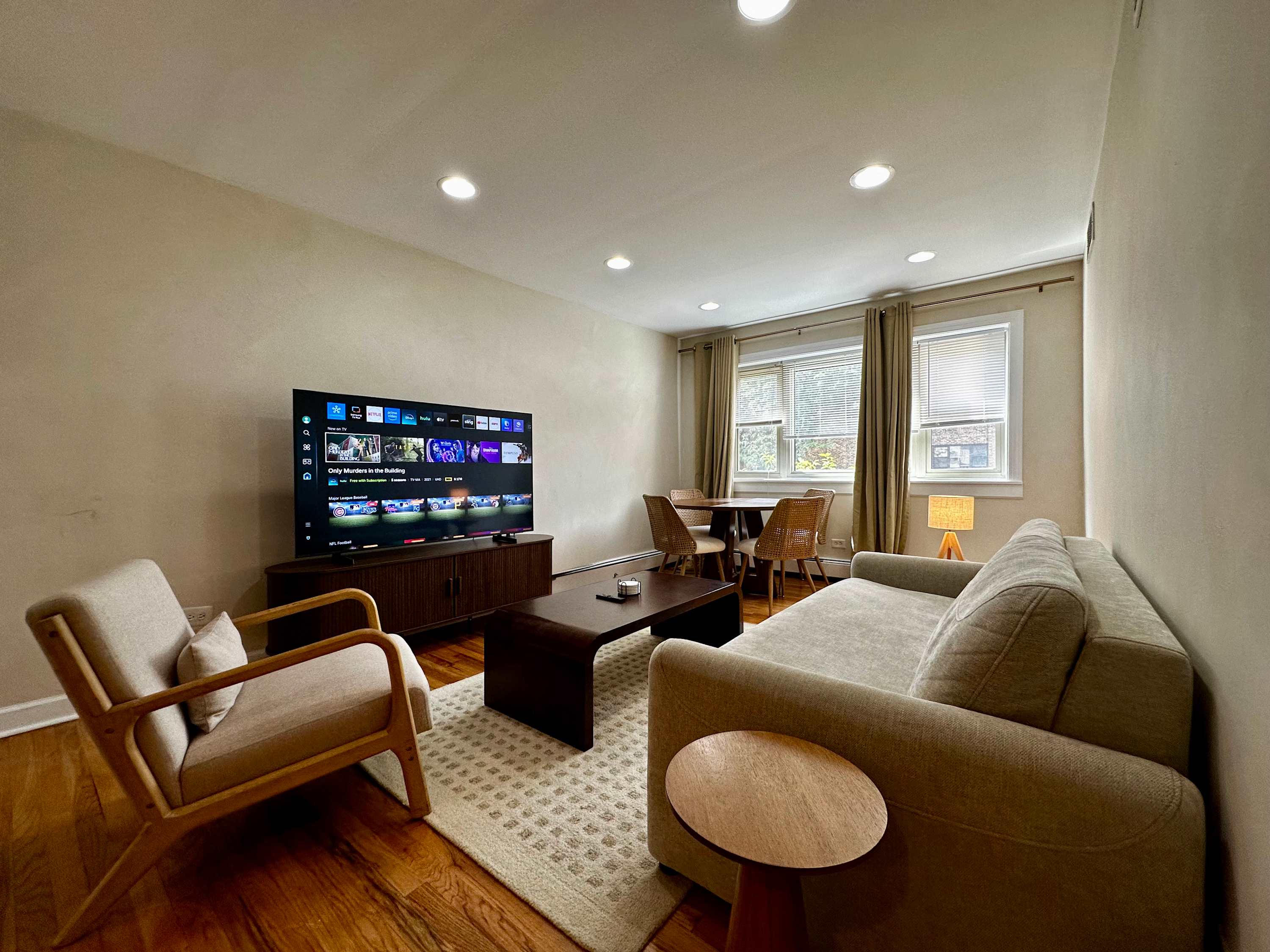 Fast Wi-fi And Reserved Parking - Modern Urban Haven - Chicago, IL