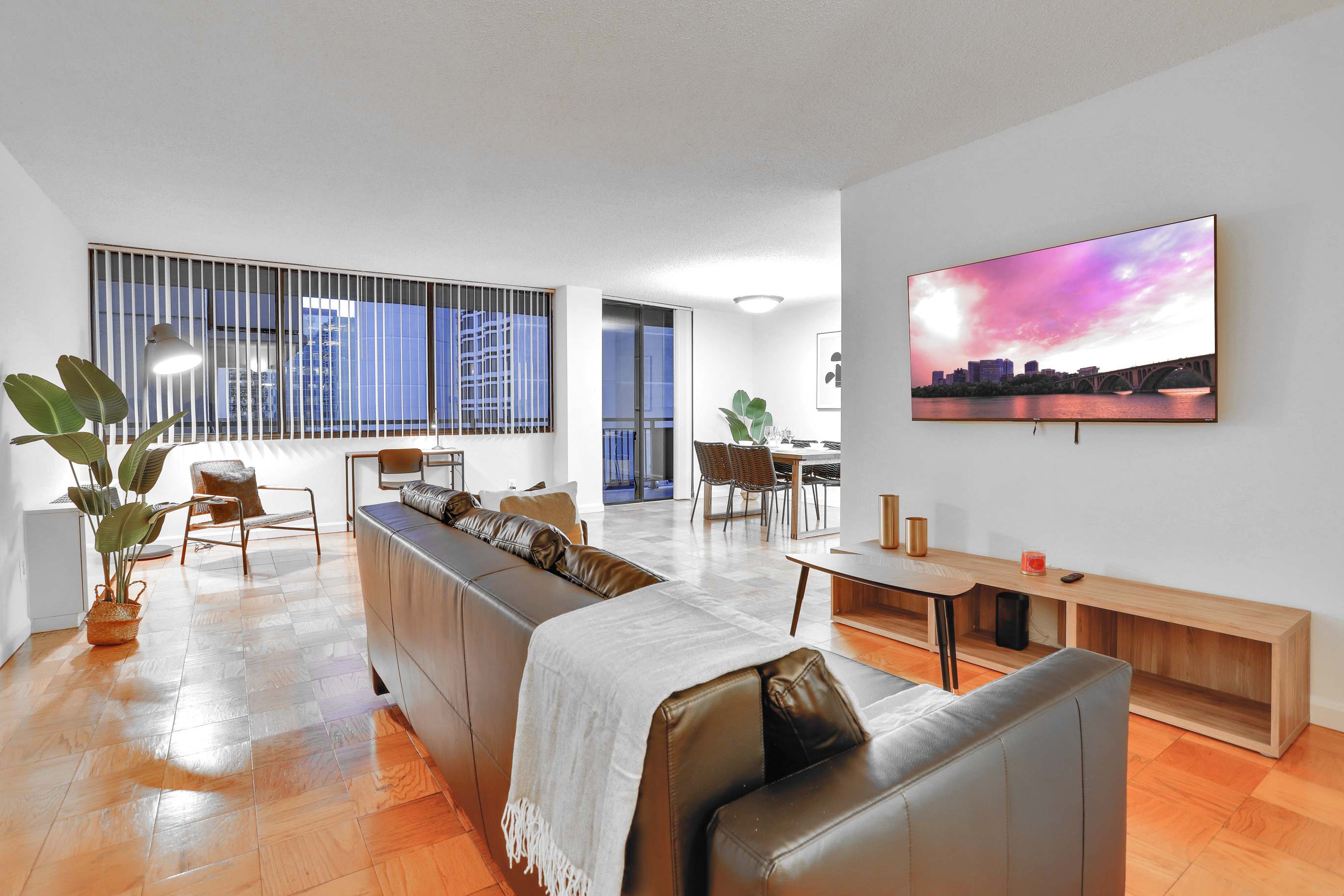 Modern Apartment With Private Balcony And In-unit Laundry - Stylish Retreat - Arlington, VA