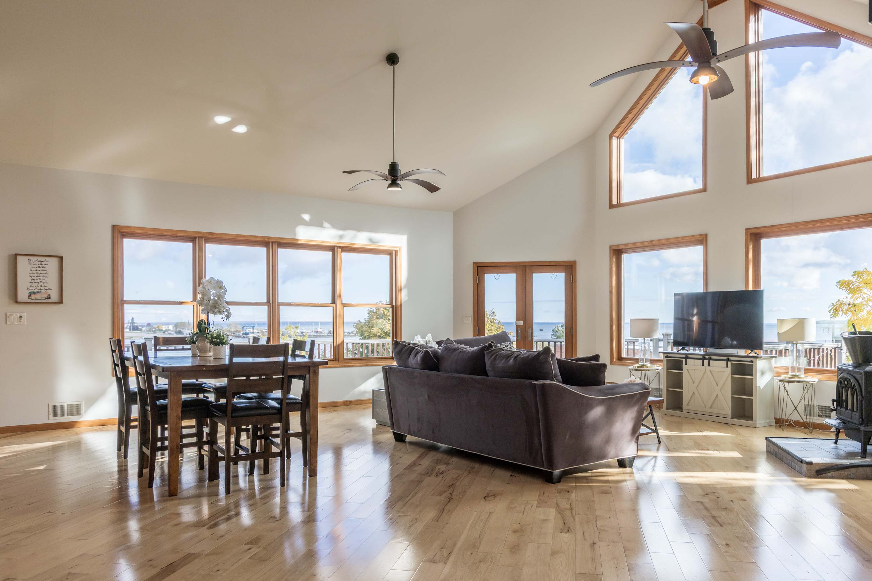 Panoramic Lake Views And Cozy Living Space - Charming Fall Escape - St. Ignace, MI