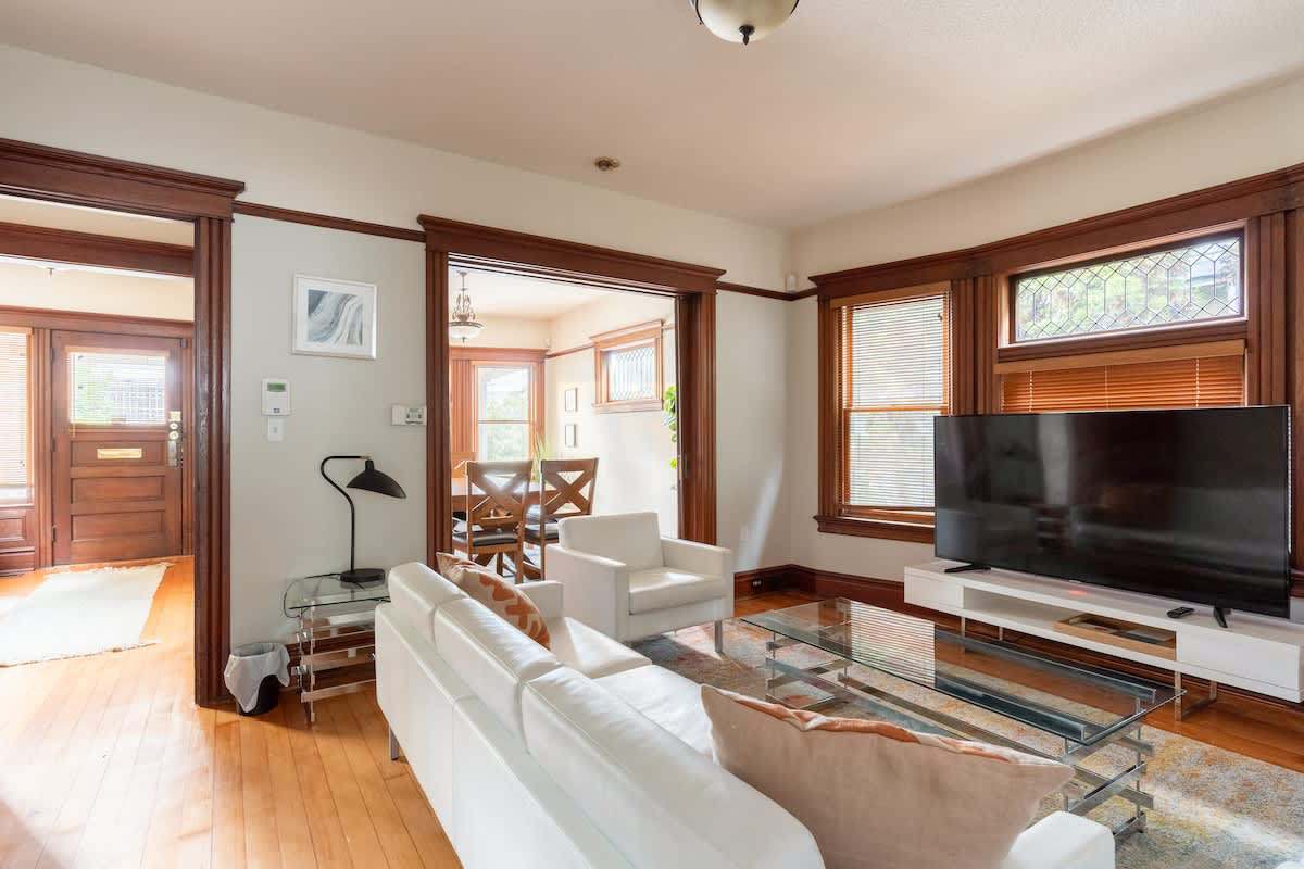Charming Historic Home With Sunlit Design - Tranquil Culinary Retreat - Portland, OR
