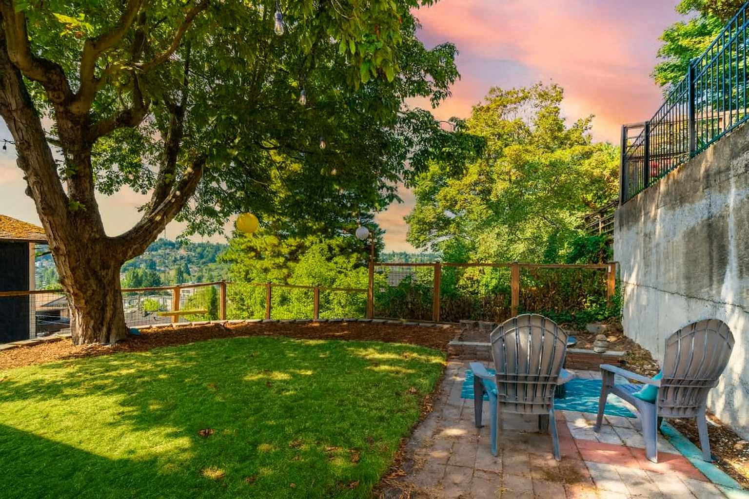 Charming Backyard Oasis With Firepit - Delightful Artistic Retreat - Seattle, WA