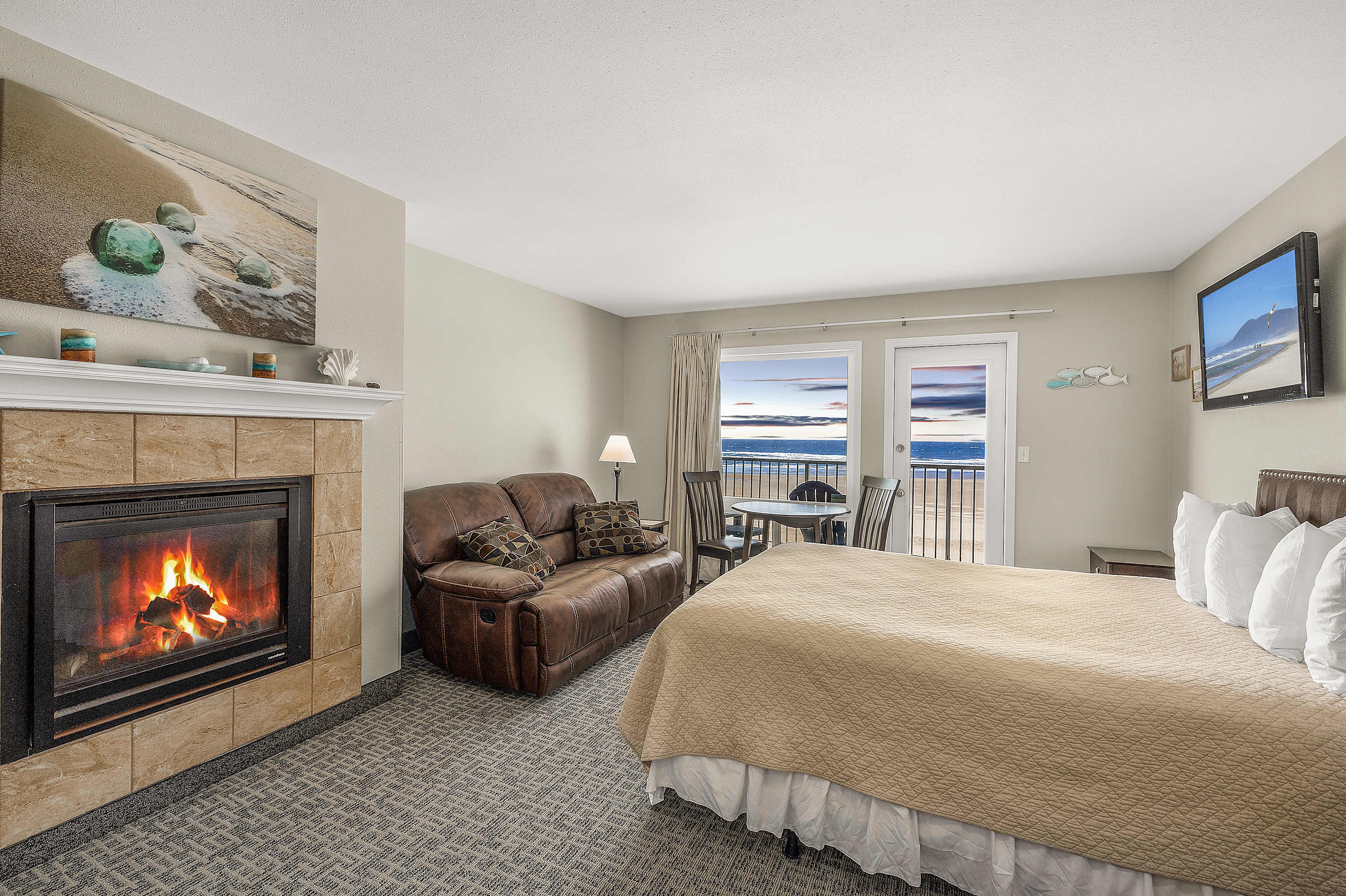 Ground Floor Fireplace Studio - Ocean View - Pool! - Lincoln City, OR