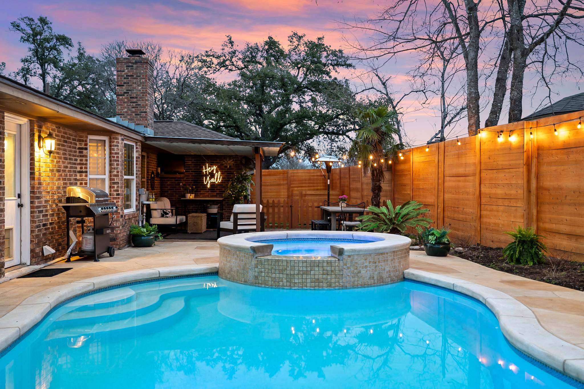 The Pool & Gaming Retreat | Hot Tub, Arcade & More - Austin, TX