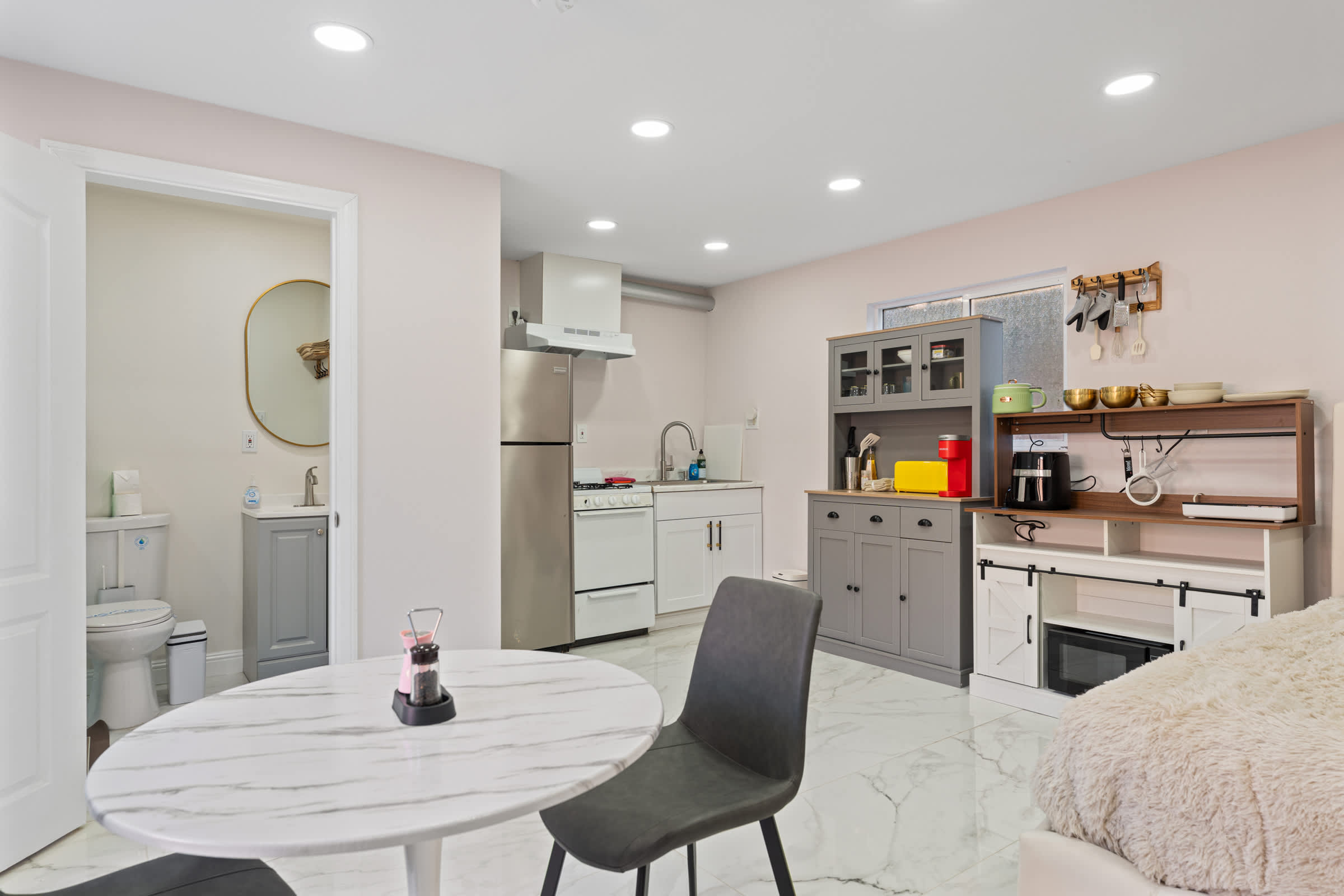 Chic Urban Studio Close To The Grove & Dining - West Hollywood, CA