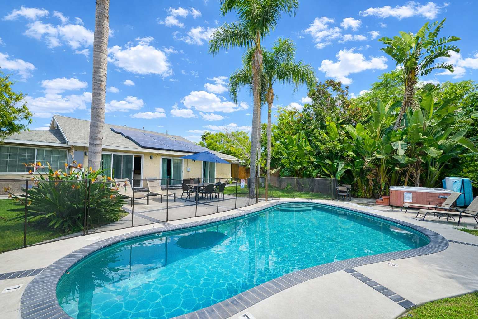 Tropical Oasis With Salt Water Pool And Spa - Stunning Retreat - Anaheim, CA