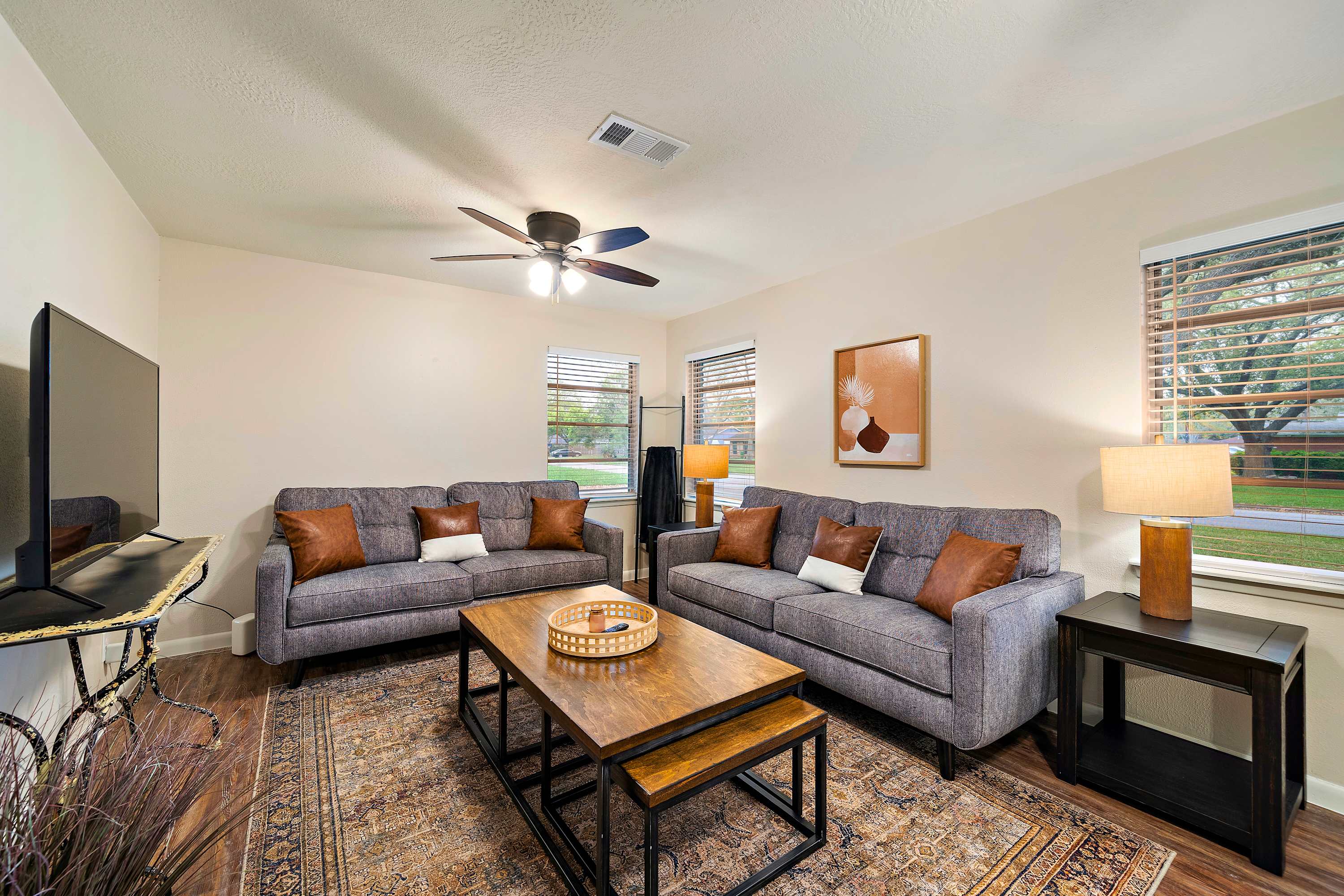 Spacious Backyard And Cozy Comfort - Inviting Family Retreat - Baytown, TX