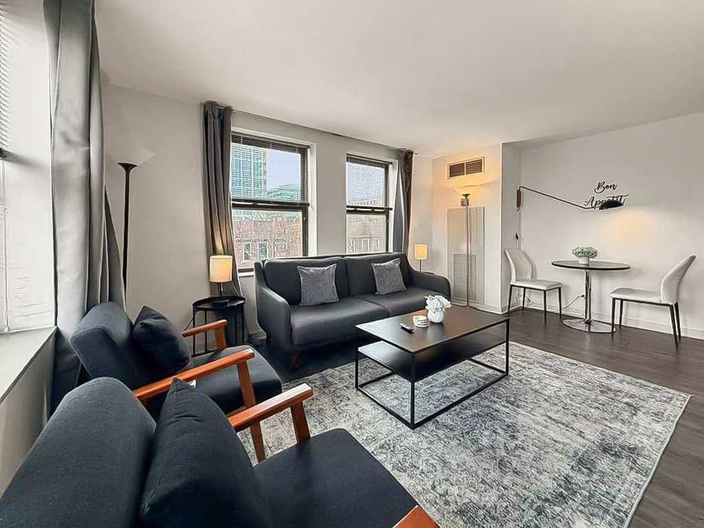 Explore Hyde Park: 2br Apartment On Blackstone Ave - Chicago, IL
