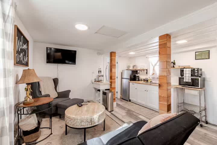 Brews, Bites, & Pines | Your Downtown Flagstaff Suite - Flagstaff, AZ
