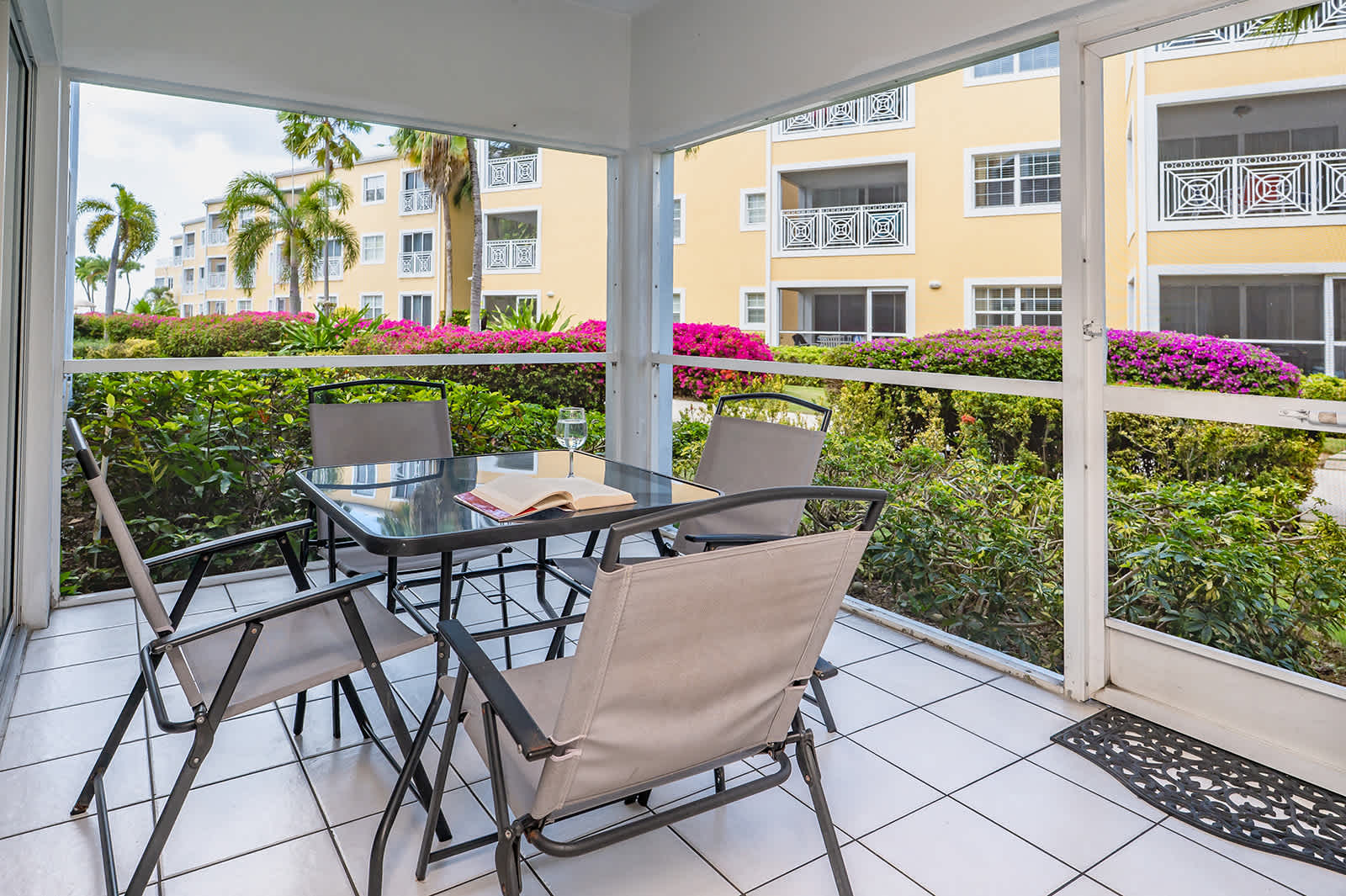 Regal Beach Club #214 - 2br Ocean View 7 Mile Beach - 開曼群島