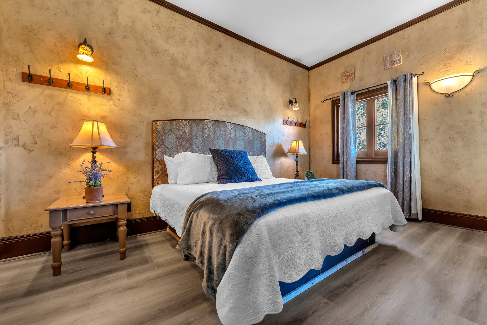 The Vineyards: Cabin 1 - Private Hot Tub & Shared Pool - United States