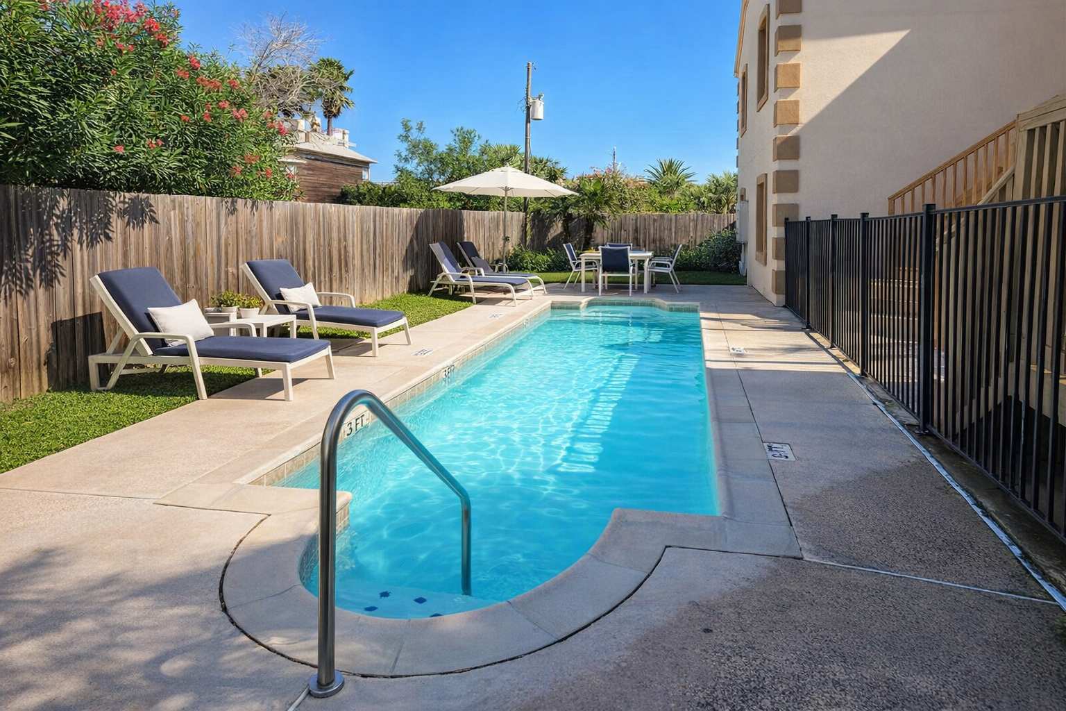 Ez Walk To Beach " Modern 2 Bedroom " Sleeps Many - South Padre Island, TX