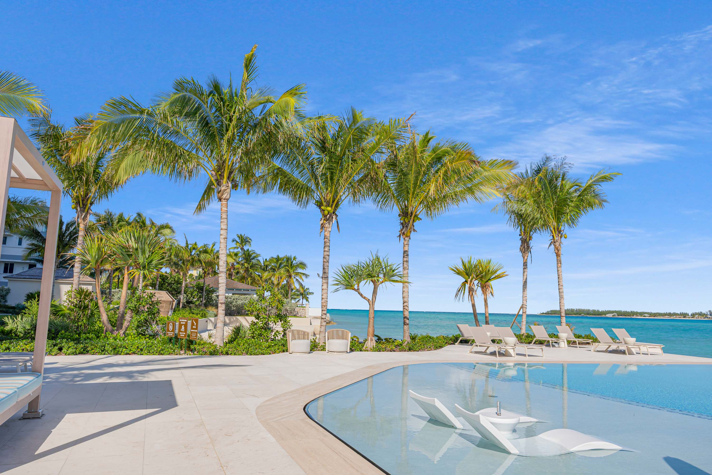 Oceanfront Three-bedroom Condo With Infinity Pool - Nassau