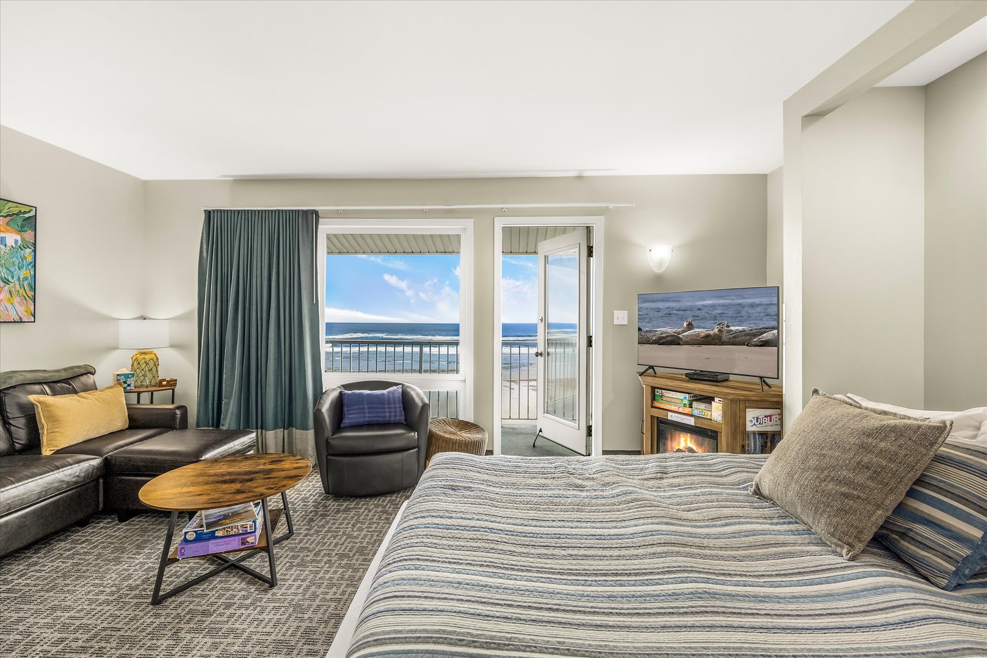 Oceanfront Family Suite - Full Kitchen - Beautiful Views And Pool & Hot Tub Access! - Lincoln City, OR
