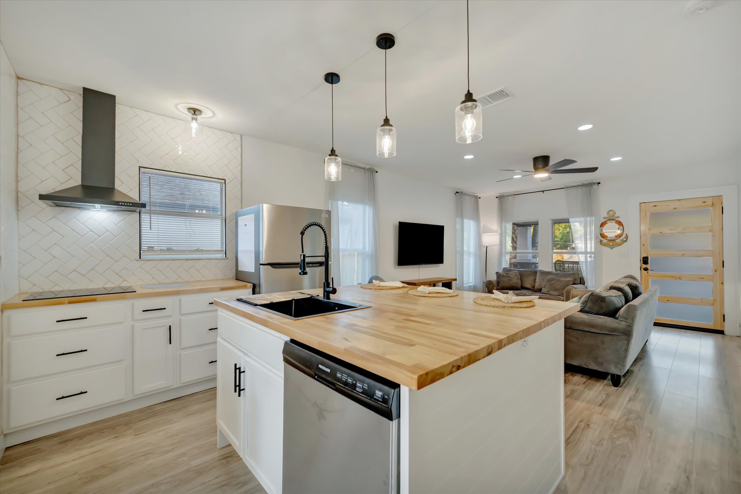 Modern Open Layout 2b | Backyard & Pet Friendly - St. Petersburg, FL
