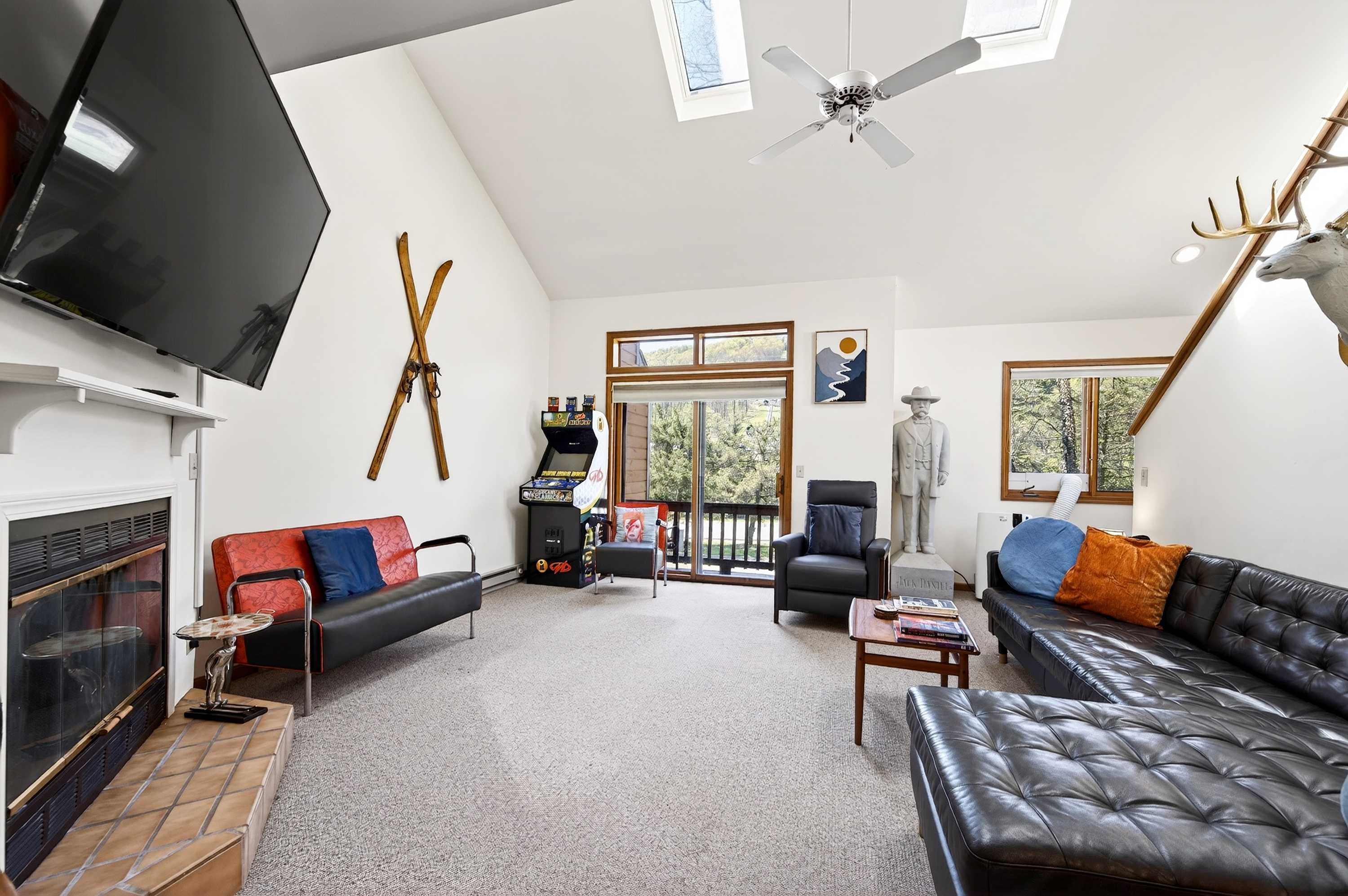Walkable Stone Ridge Townhouse, Village & Holimont - Ellicottville, NY