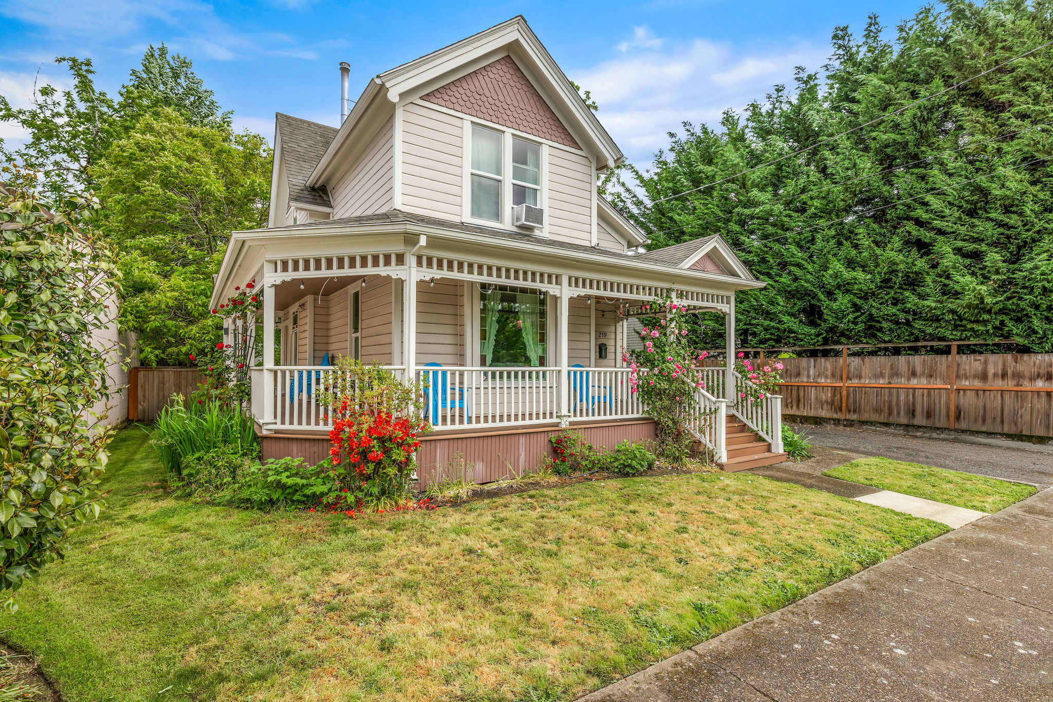 The Pink House - Walkable Victorian, Pets Welcome - McMinnville, OR