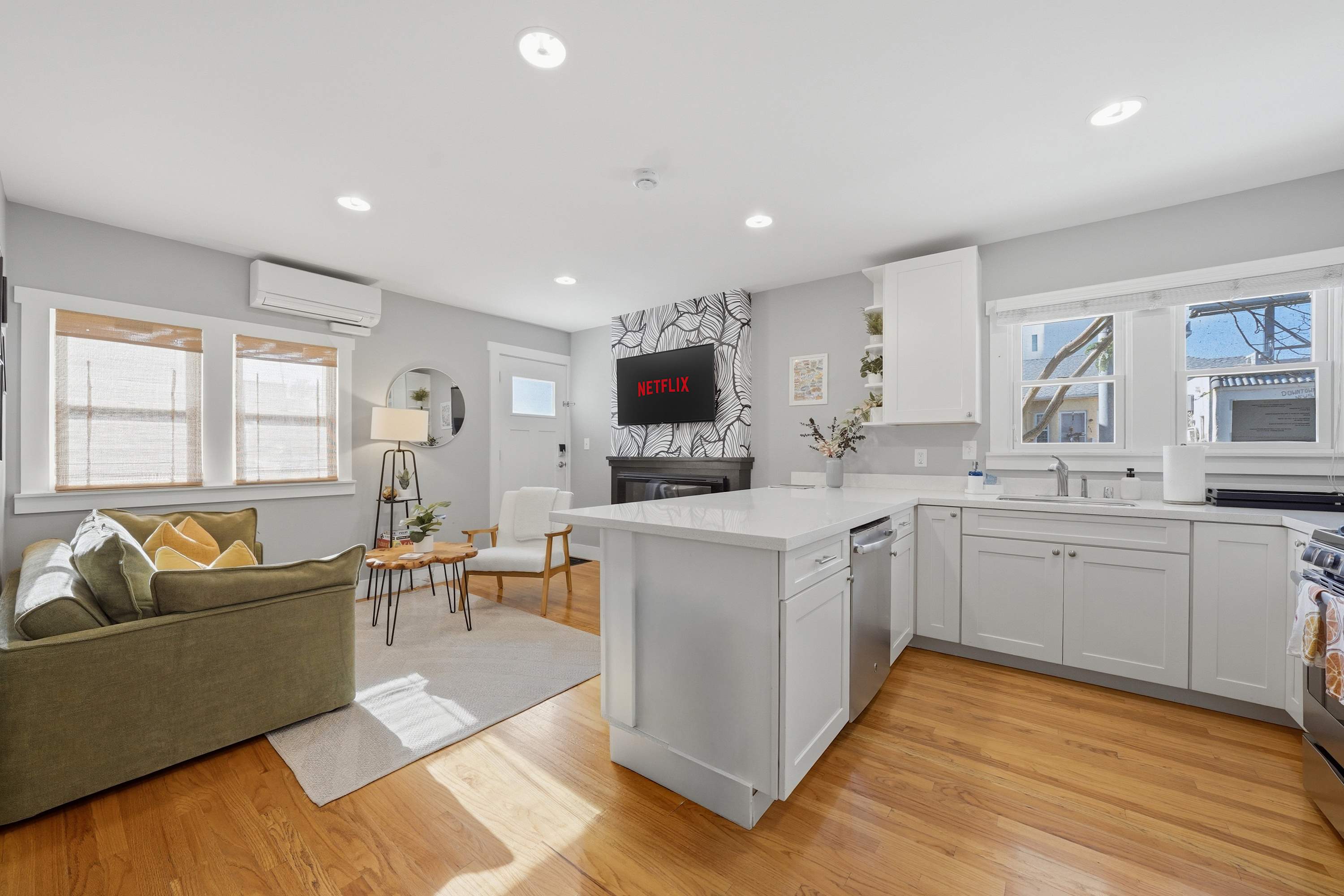 Walk Score 99! Modern 1br Sleeps 4 With Parking! - San Diego, CA