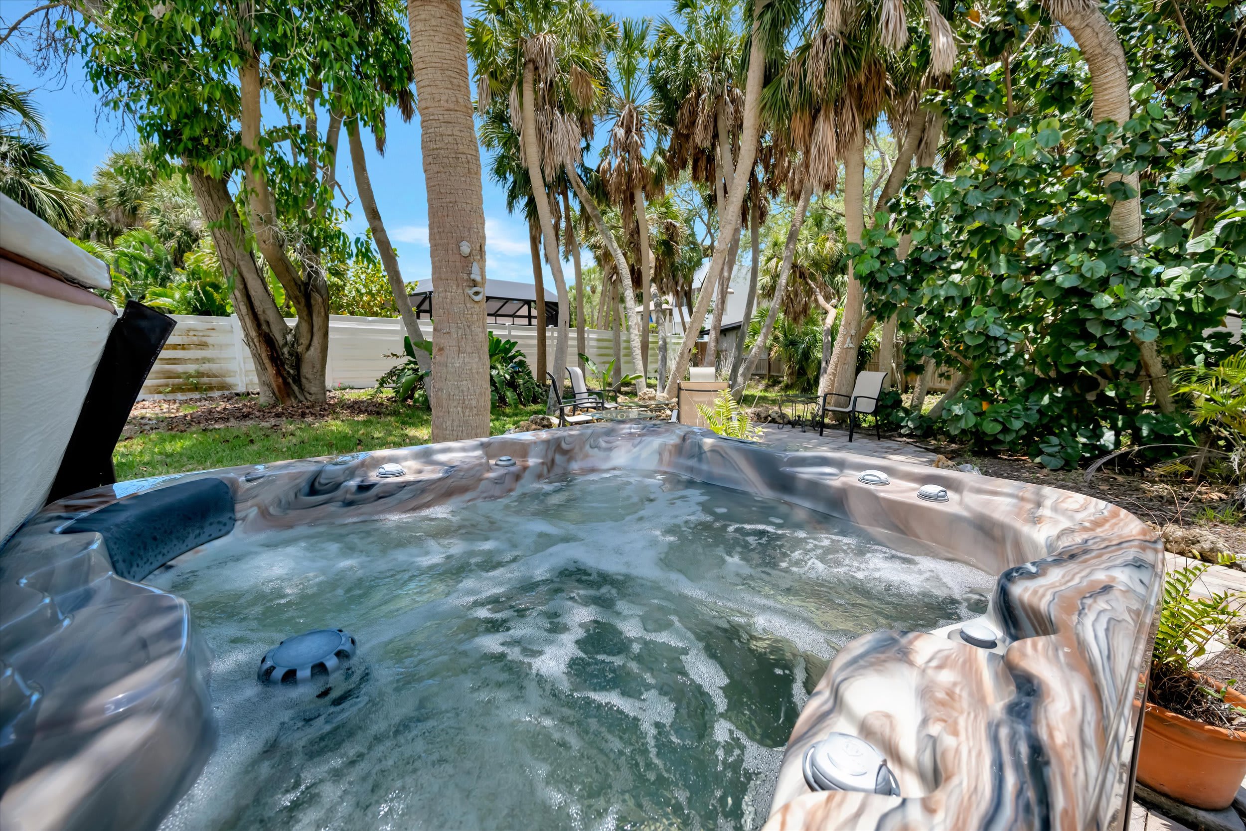 Walk To Siesta Key Beach! Hot Tub & Large Backyard - Siesta Key, FL