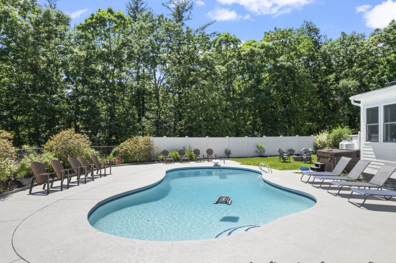 Maine Pondfront Home Sleeps 22 - Pool & Hot Tub - Maine