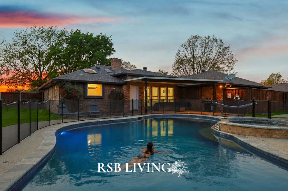 Spacious Backyard And Relaxing Pool - Charming Retreat - Denton, TX