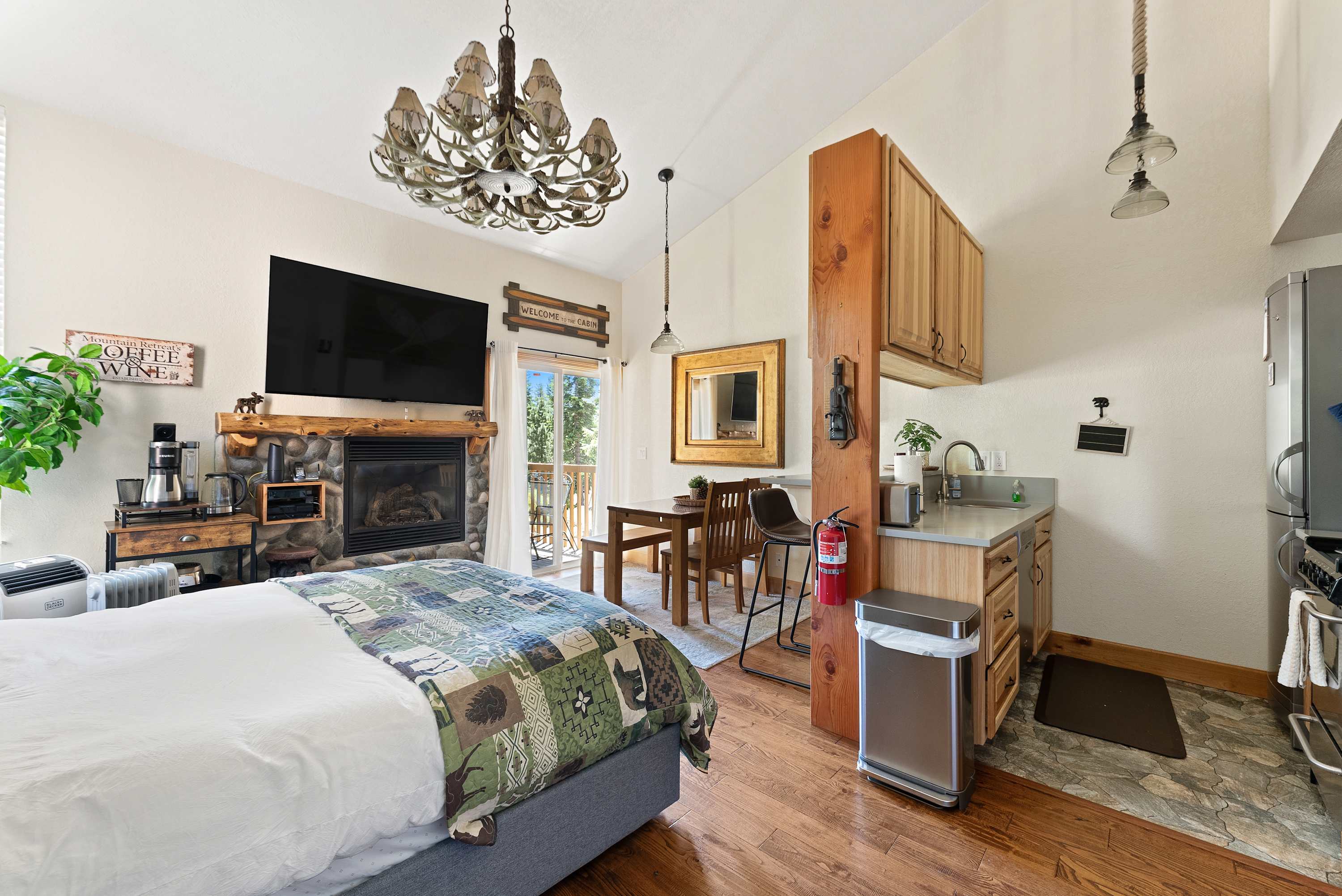 Cozy Loft And Seasonal Pool - Inviting Tahoe Getaway - Lake Tahoe