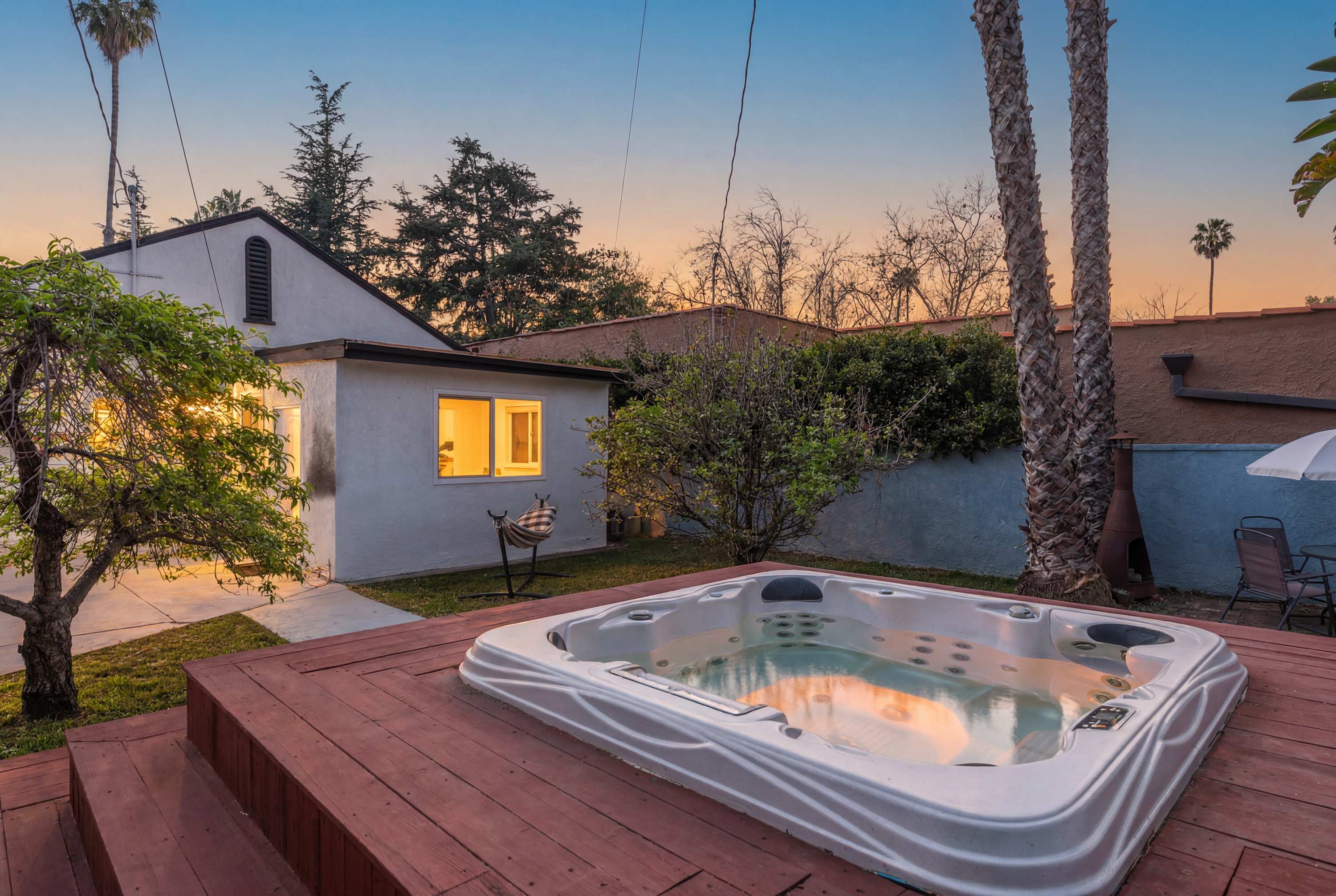 Stylish Home, Hot Tub, Bbq, Parking, Yard! - Los Angeles, CA