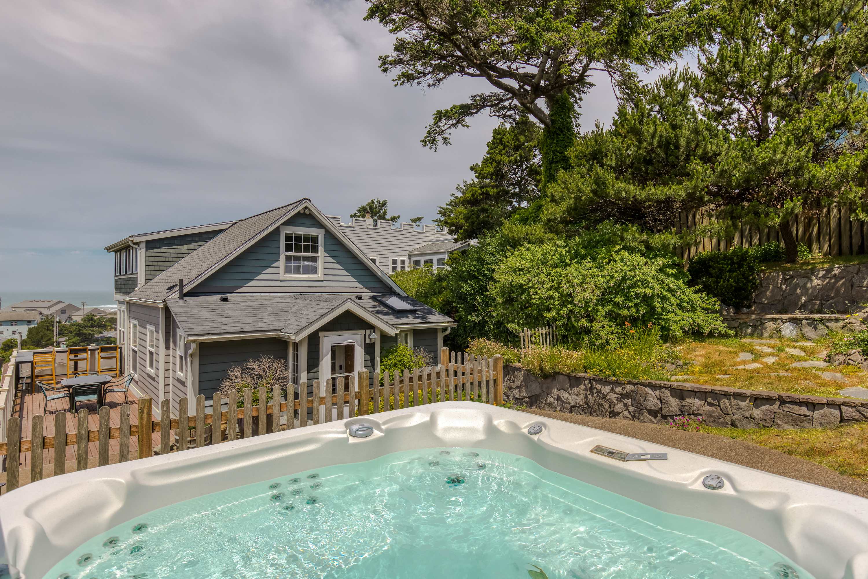 Castello Del Mare - Ocean Views, Hot Tub, Dogs Ok - Newport, OR