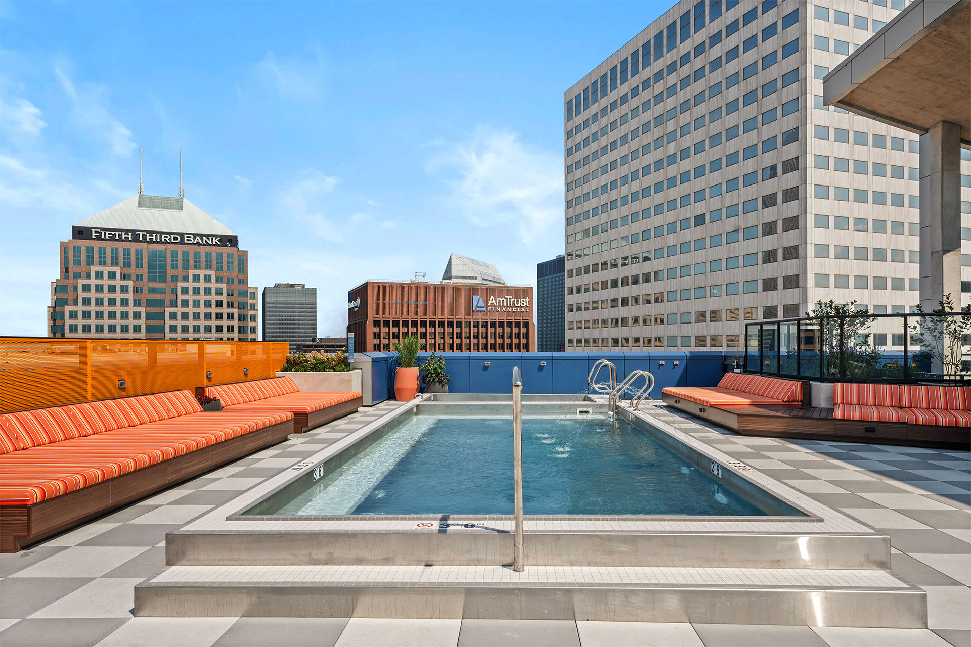 Rooftop Pool And Theater - Luxurious Urban Escape - Cleveland, OH