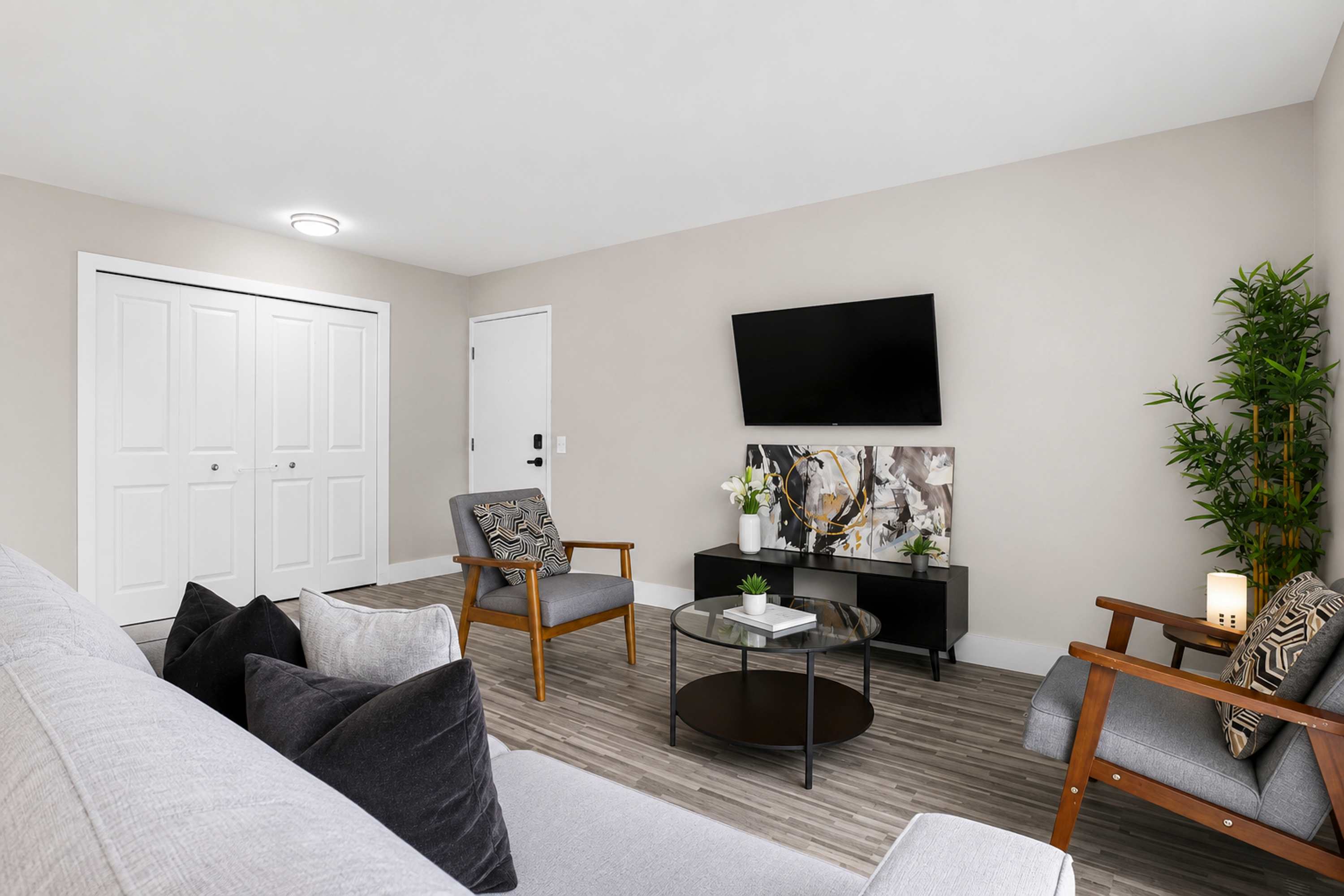 Stylish Oasis With Sunny Pool And Modern Amenities - Cozy Retreat - Rochester Hills, MI