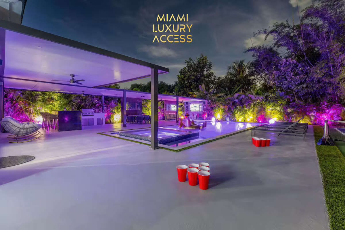 Stunning Backyard Oasis With Heated Pool And Hot Tub - Luxurious Retreat - The Bahamas