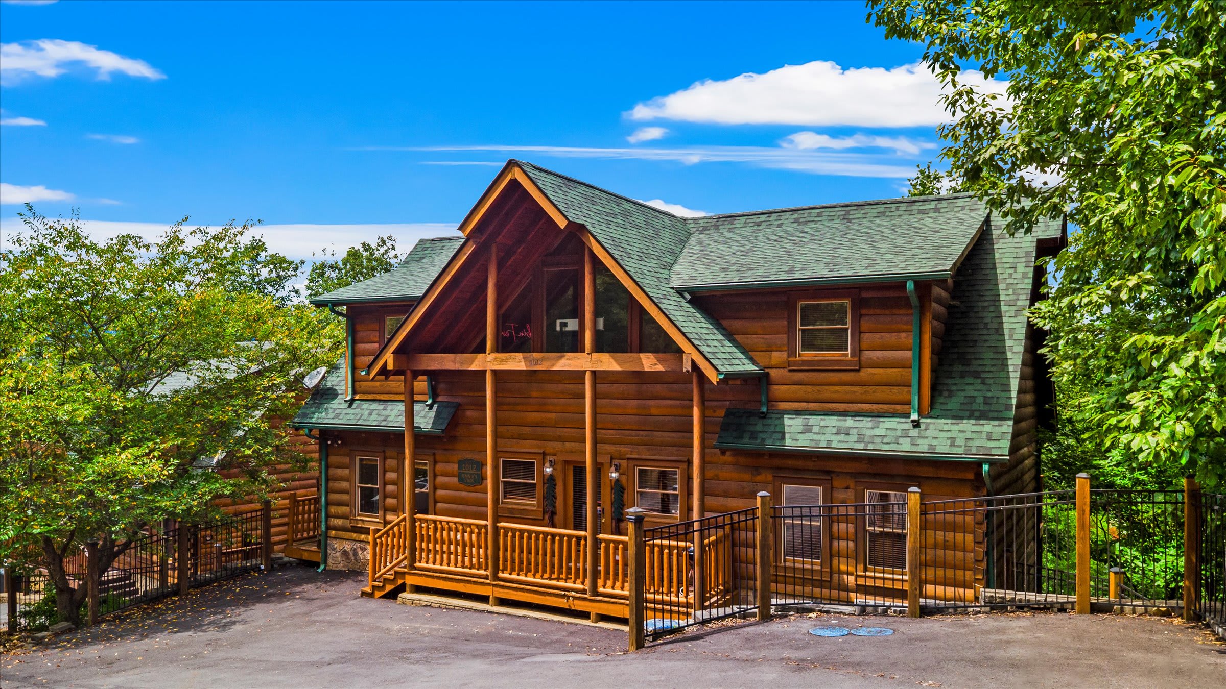 Mistwood Manor | Hot Tub • Sauna • Game Room - Pigeon Forge, TN
