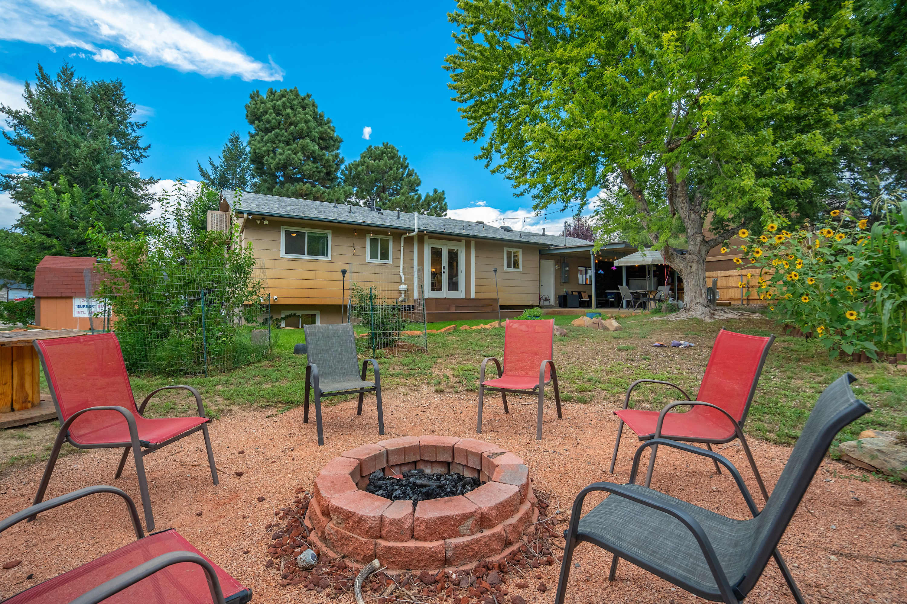 Sunflower Meadow! Large Yard W/ Hot Tub & Games - Colorado Springs, CO