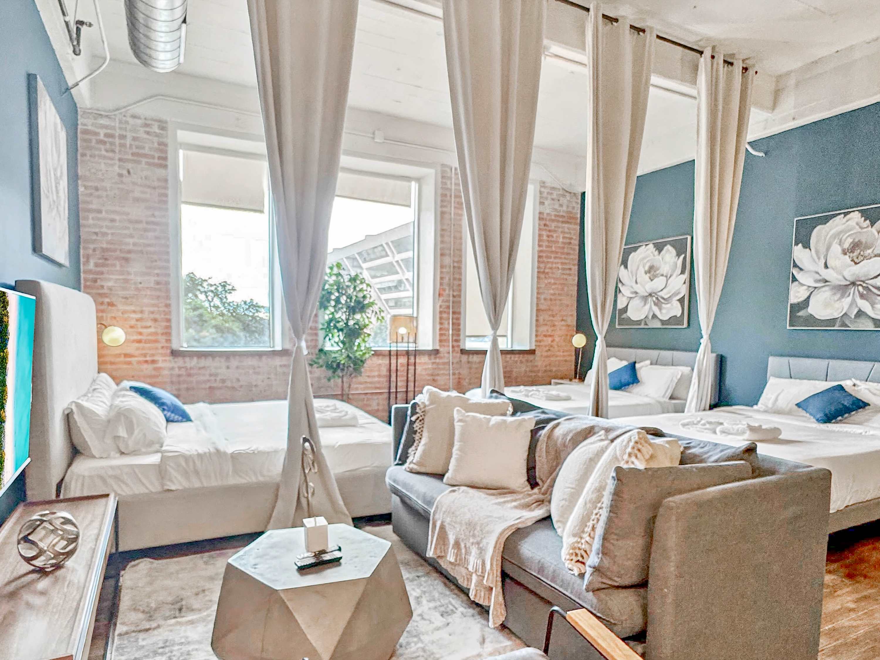 Elegant 2bd | Dt Dallas | Sleeps 16 | Valetparking - Dallas, TX
