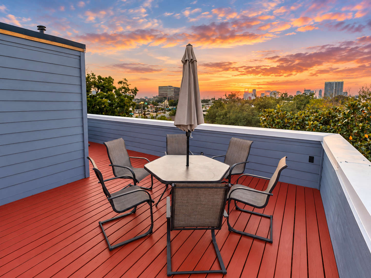 Montrose Rooftop Townhome | 3 Suites, Sleeps 8 - Houston, TX