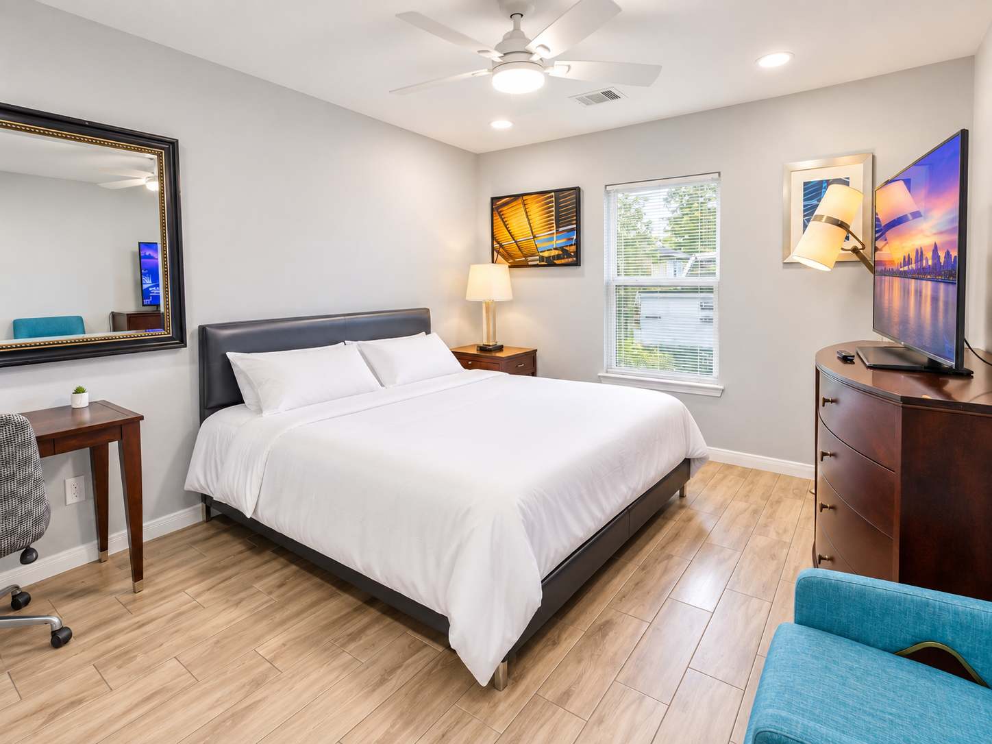4br Workspace Home | 2.5 Baths | Sleeps 8 - Houston