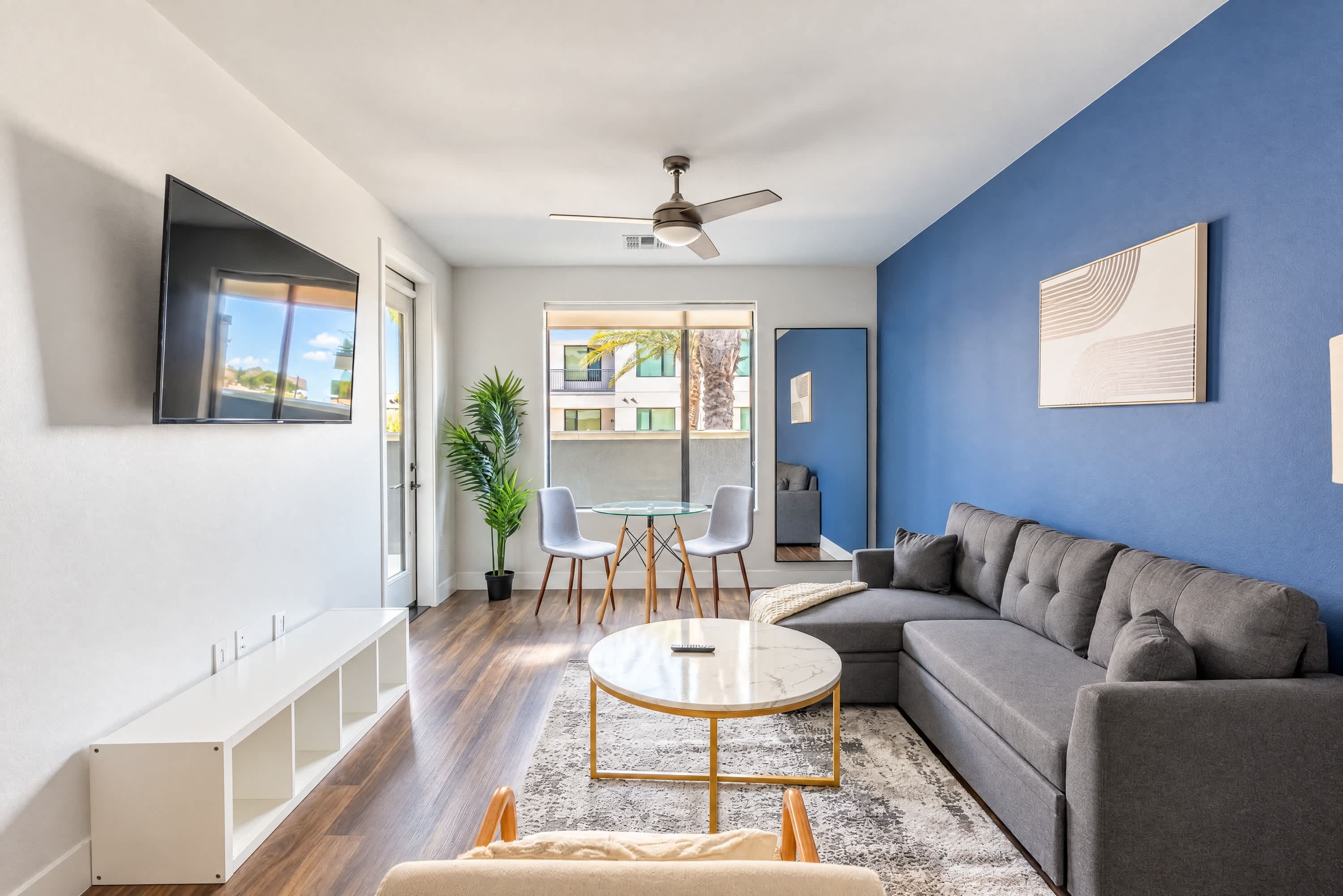 Bright & Sleek 1br | Parking + Workspace - Arizona
